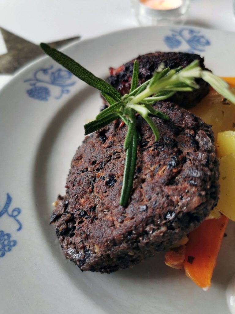 Veckans recept: Biffar two way, kall örtsås och rostade rotfrukter - SENSES